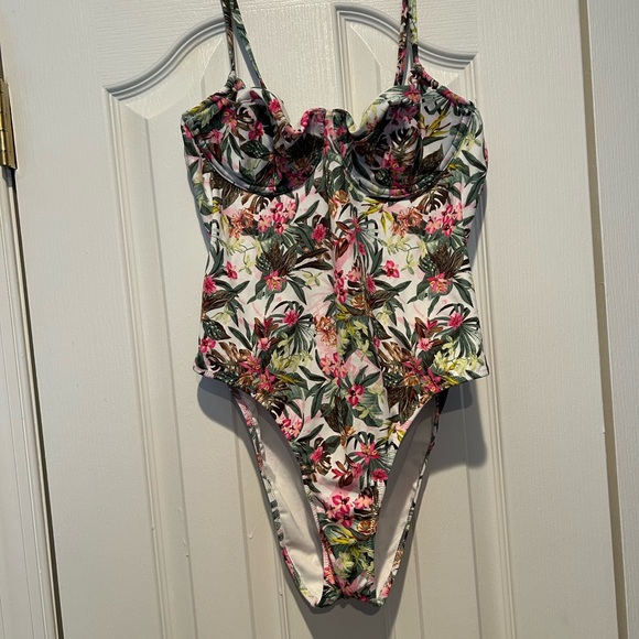 Victoria's Secret | Swim | Victoria Secret Floral Underwire Open Back ...